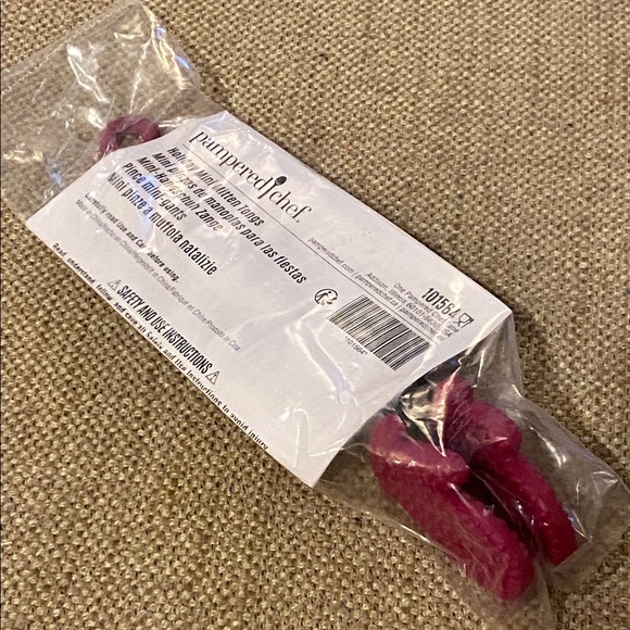 Pampered Chef | Dining | Pampered Chef Holiday Mini Mitten Tongs ...
